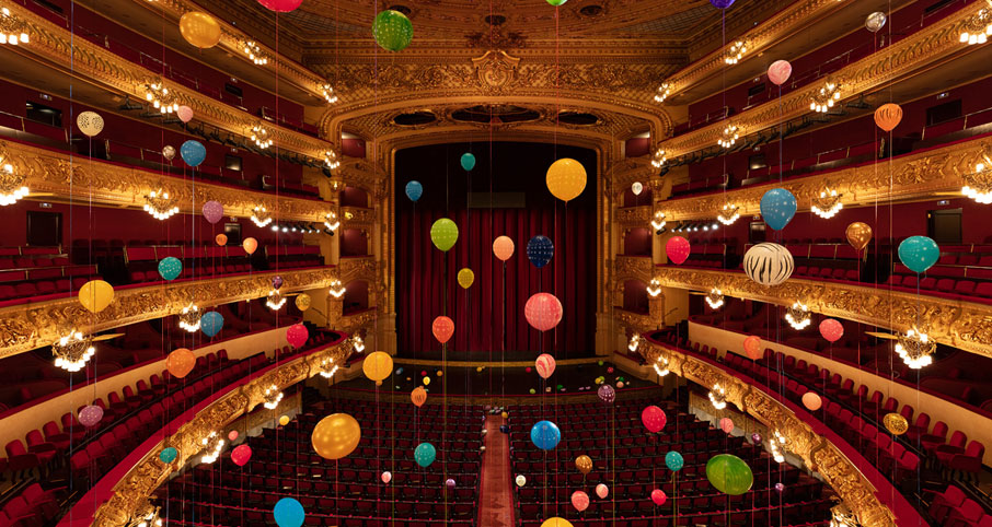 La artista Flávia Junqueira llena de globos el Liceu | Gran Teatre del ...